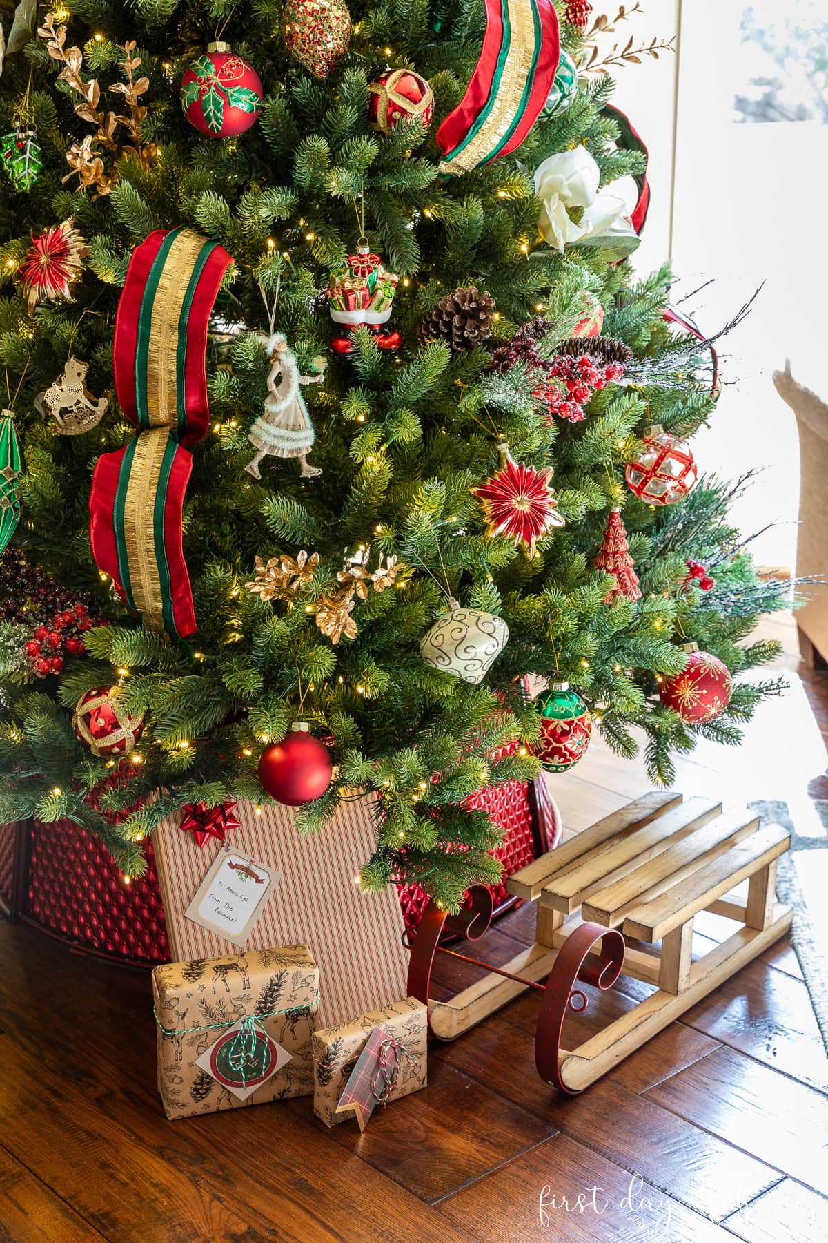 How to Decorate a Christmas Tree – First Day of Home
