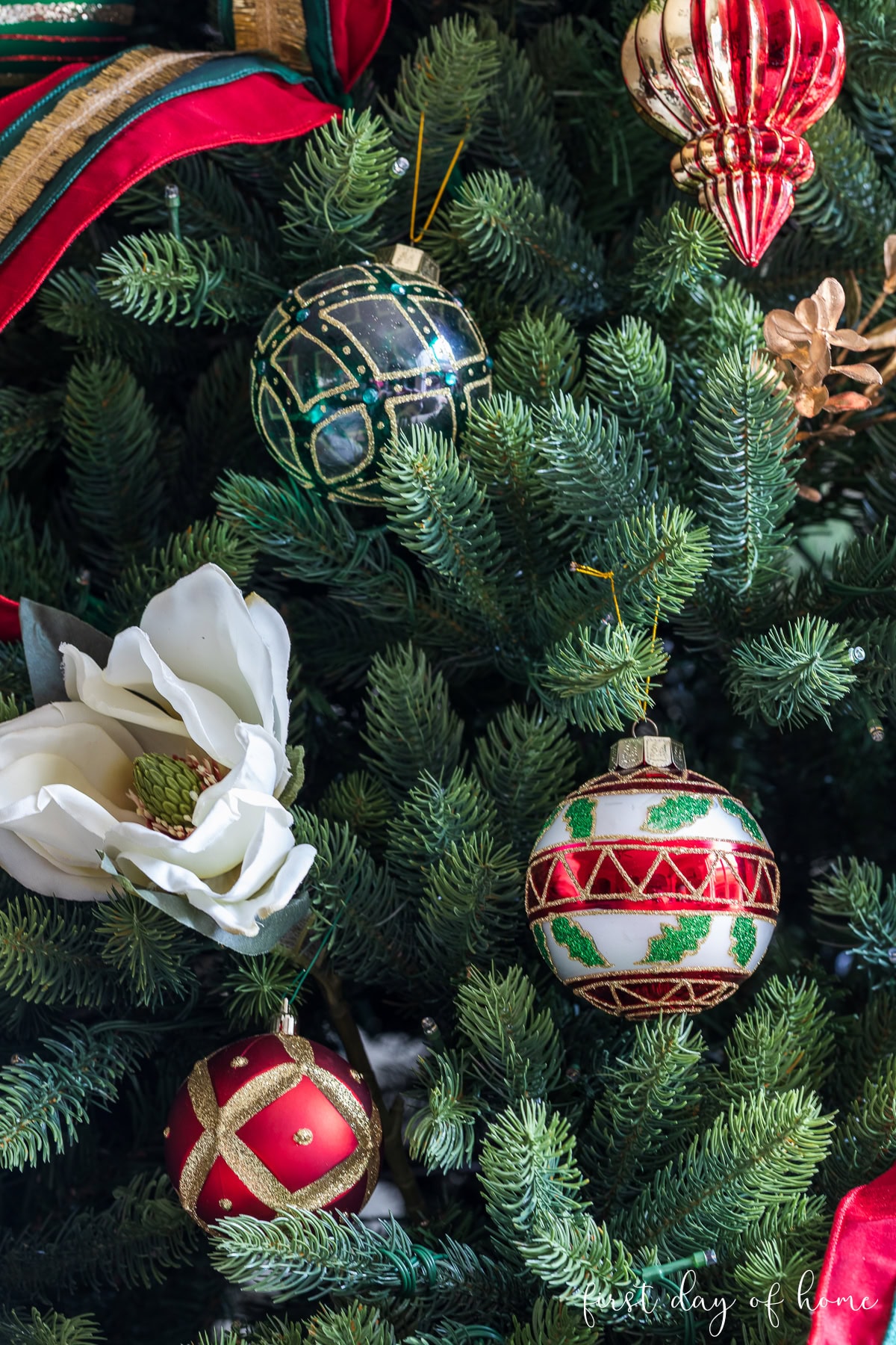 How to Decorate a Christmas Tree – First Day of Home